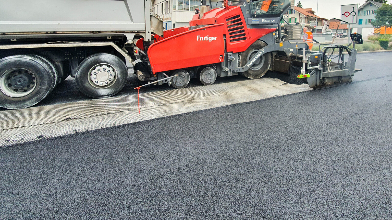 Einbau Asphaltbewehrung | S&P Clever Reinforcement